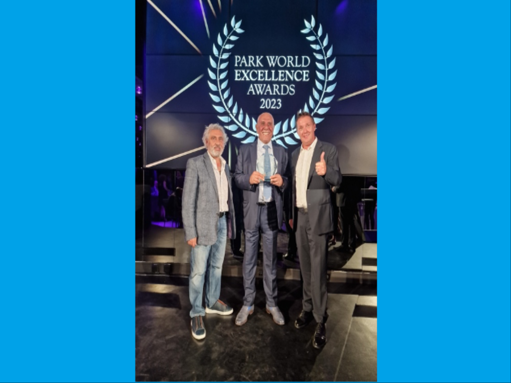 Adrenark Adventure receive the award